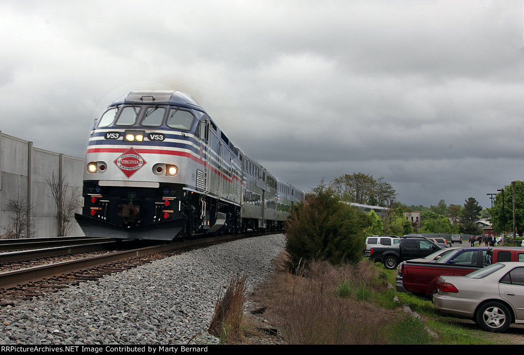 VRE V53 with Tr. 305 Headed for the Yard